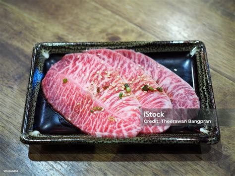 얇은 접시 젓가락으로 쇠고기 일본 전통 바베 큐 스타일 또한 불고기로 알고 준비 하는 원시 와규의 슬라이스 0명에 대한 스톡 사진 및 기타 이미지 Istock