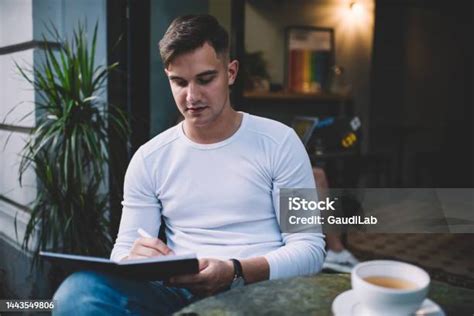 차 한 잔과 함께 카페에서 차가운 동안 일기에 메모를 작성하는 심각한 캐주얼 남성 20 24세에 대한 스톡 사진 및 기타 이미지 20 24세 경영자 근거리 초점