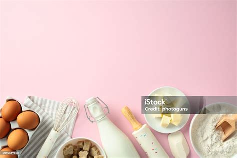 파스텔 핑크 배경에 계란 버터 밀가루 각설탕 거품기 롤링 핀 우유병을 포함한 베이킹 재료 및 도구 평면도 가정 주방에 대한 스톡 사진 및 기타 이미지 Istock