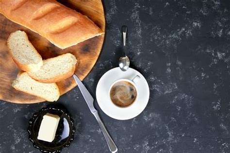 아침 식사 검은 색 배경에 신선한 수제 빵과 커피 한 잔 버터 플랫 레이 맨 위 보기입니다 공간을 복사합니다 소박한 갈색에 대한 스톡 사진 및 기타 이미지 Istock