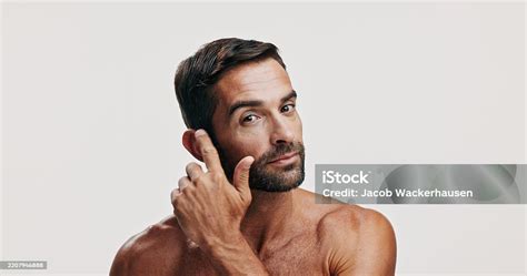 스튜디오에서 남자의 스킨케어 또는 초상화를 체크하여 뷰티 글로우 얼굴 그루밍 피부과 등을 연출하세요 콜라겐 화장품 모형 공간 또는 얼굴 치료 질감 또는 검사를 위한 흰색