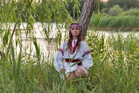 Pi Kna M Oda Dziewczyna Naga Siedzi Na Du Ym Rzeka Kamieniu Obraz Stock Obraz Z O Onej Z