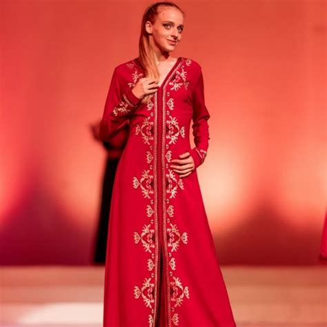 Червена рокля с дълги ръкави от софийско Vezebg