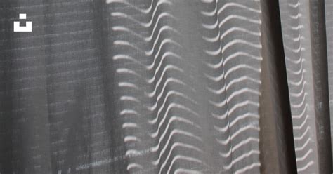 물결 모양의 선이 있는 커튼의 클로즈업 사진 Unsplash의 무료 커튼 이미지