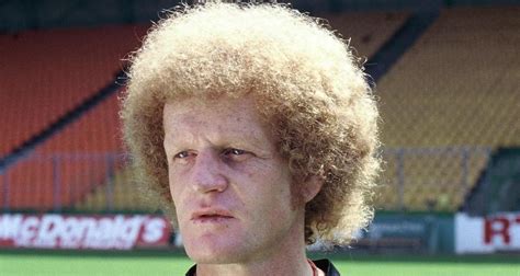 Asse Une Statue à Leffigie De Robert Herbin