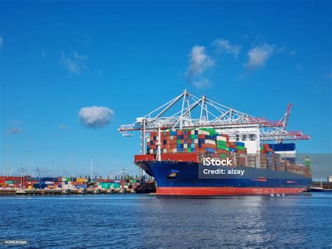 컨테이너 내보내기 및 가져오기 사업과 물류 배 크레인에 의해 항구 화물 배송 전송 국제 물 공중 보기 건설 기계류에 대한 스톡 사진 및 기타 이미지 Istock