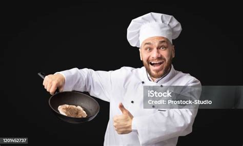 스테이크 제스처 엄지 손가락 업 스튜디오와 프라이팬을 들고 요리사 남자 개념에 대한 스톡 사진 및 기타 이미지 개념 검은색 고기 Istock