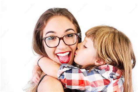 Baiser De Petite Fille Et énorme Sa Grande Soeur Image stock - Image du couples, baiser: 78232041