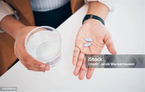 건강 에너지 및 웰빙을 위해 사무실에서 약과 물을 가진 건강 손과 여성 영양 알레르기 바이러스 또는 우울증을 위한 알약 보충제 또는 유리잔을 든 사업가의 손 손바닥에 대한