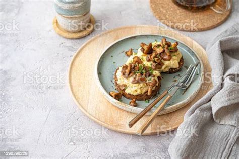 아늑한 아침 식사 차와 함께 빵에 샹 테 렐레와 함께 계란을 스크램블 링하고 공간을 복사하십시오 가을에 대한 스톡 사진 및 기타 이미지 Istock