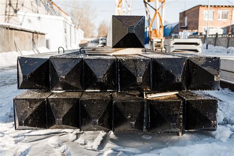 콘크리트 바닥을 방수 처리하기 위해 역청 매 스틱으로 코팅 된 철근 콘크리트 말뚝 0명에 대한 스톡 사진 및 기타 이미지 0명 Unspecified 건축물 Istock