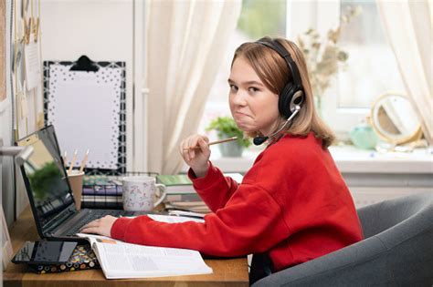 코로나 바이러스 격리 온라인 교육 교육 컴퓨터 노트북 및 원격으로 공부하는 소녀 세계에서 코로나 바이러스 전염병 학교 폐쇄