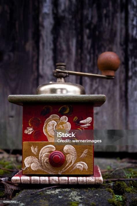 풍화 나무 문 앞에서 오래된 그린 커피 그라인더 아웃디의 클로즈업 0명에 대한 스톡 사진 및 기타 이미지 0명 가정 생활