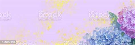 밝은 보라색과 하늘색 수국과 금박 질감의 손으로 그린 수채화 그림이 있는 넓은 크기의 배경 밝은 보라색과 하늘색 수국과 금박 질감의 손으로 그린 수채화 그림이 있는 넓은