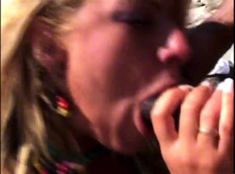 Pamela Butt Loira Safada Fazendo Um Boquete Na Praia E Mamando Uma Leitada Pamela Blond