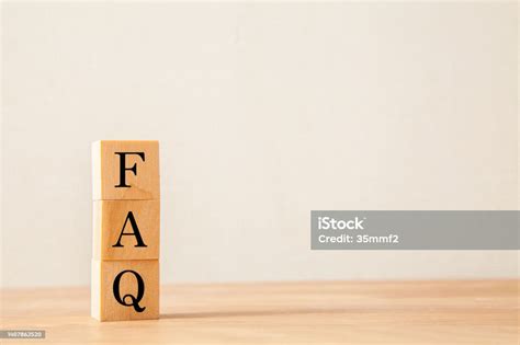 Faq 텍스트 자주 묻는 질문 자주 묻는 질문 세 개의 나무 블록에 쓰여졌습니다 나무 테이블과 흰색 벽지 배경 0명에 대한 스톡 사진 및 기타 이미지 Istock