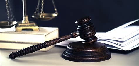 법과 정의 개념 판사의 망치 책 정의의 비늘 회색 돌 배경 바닥에 반사 타이포그래피 장소 법정 테마 0명에 대한 스톡 사진 및 기타 이미지 Istock