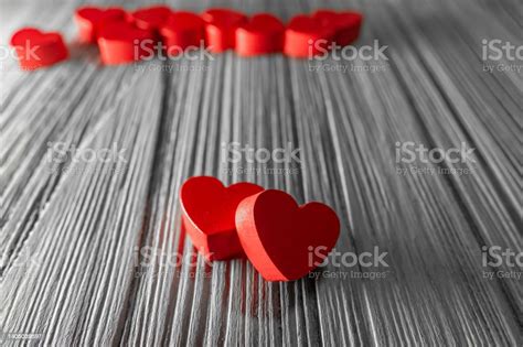 나무 배경에 두 개의 빨간 수제 나무 조각 하트 커플 관계 발렌타인 데이 개념 0명에 대한 스톡 사진 및 기타 이미지 0명 2월 개념 Istock