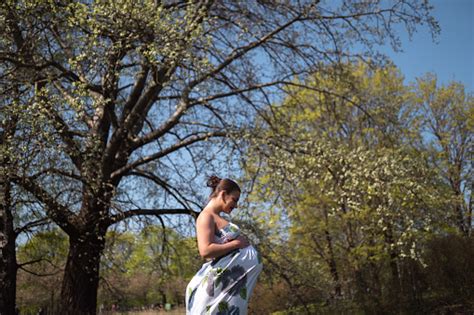 젊은 여행자 임신 한 여자 걷기 달리기 주위를 선회 하 고 꽃 패턴으로 여름 빛 긴 드레스를 입고 꽃 피는 사쿠라 벚꽃 나무 공원에서 그녀의 여가 자유 시간을 즐긴다 개념에