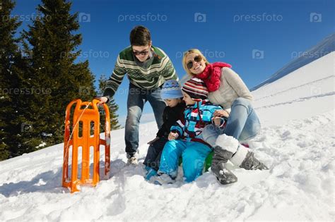 Фотография на тему Семья отдыхает на свежем воздухе зимой Pressfoto