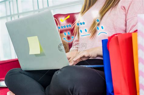 商务女使用笔记本电脑通过全息屏幕和界面评估满意度高清图片下载 正版图片504473832 摄图网