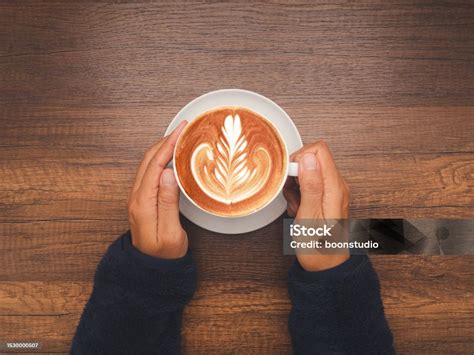 나무 테이블 위에 신선한 커피잔을 들고 있는 여자의 모습 쥠에 대한 스톡 사진 및 기타 이미지 쥠 커피 마실 것 컵