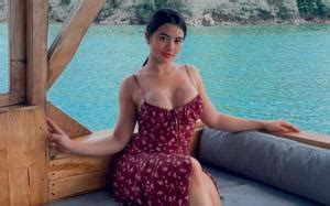 Pose Di Ranjang YouTuber Hot Fbyana Bikin Netizen Pusing Okezone Lifestyle