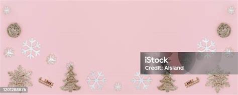 새해와 크리스마스 구성 배너 파스텔 핑크 종이 배경에 황금 크리스마스 공 눈송이 크리스마스 나무 선물 활 썰매에서 프레임 상단보기 평평한 평신도 복사 공간 12월에 대한