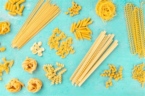 이탈리아 어 파스타 다양한 평면 누워 배너 파란색 배경에 위에서 촬영 스파게티 펜네 파폴등 건조한에 대한 스톡 사진 및 기타 이미지 Istock