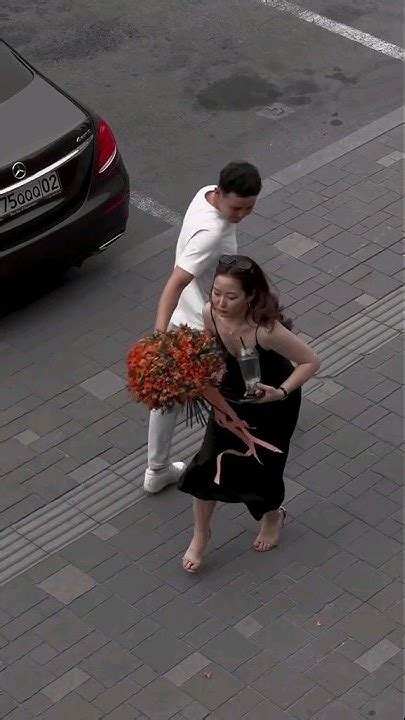 순간포착 길에서 갑자기 꽃을 받으면💐🌺🌼 Youtube