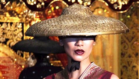 Keindahan Busana Tenun Khas Sambas