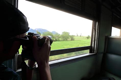 기차에서 전문 카메라와 함께 아름 다운 자연 산의 사진을 복용 하는 젊은 아시아 관광의 와이드 앵글 샷 기차에 대한 스톡 사진 및 기타 이미지 Istock