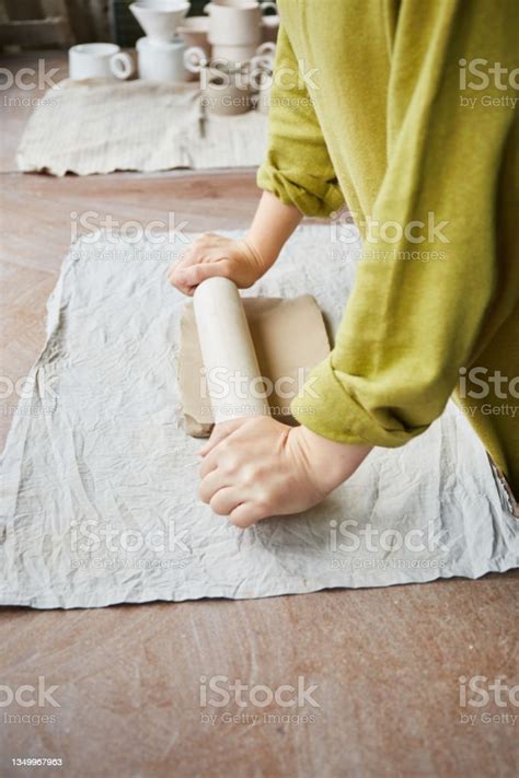 도자기 스튜디오에서 일하는 여성 세라미스트 세라미스트의 손이 더러운 점토 도자기를 만드는 과정 마스터 세라미스트 작품 에 그녀의