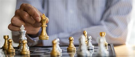체스판 대회에서 골드 체스 킹 피규어와 체크메이트 상대를 움직이는 사업가 전략 성공 관리 사업 계획 사업 전략과 전술의 개념