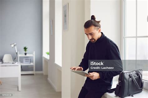 심각한 남자는 직장에서 사무실에 서있는 동안 그의 손에 태블릿을 들고 서있다 가축에 대한 스톡 사진 및 기타 이미지 가축 계시기 금융 Istock