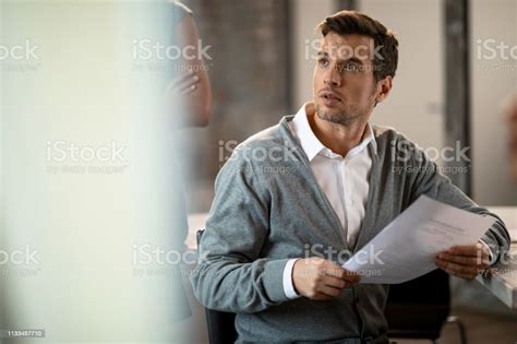 보드 룸에서 비즈니스 프리 젠 테이 션에 참석 하는 남성 기업가 30 39세에 대한 스톡 사진 및 기타 이미지 30 39세 Staff Meeting 교육 강좌