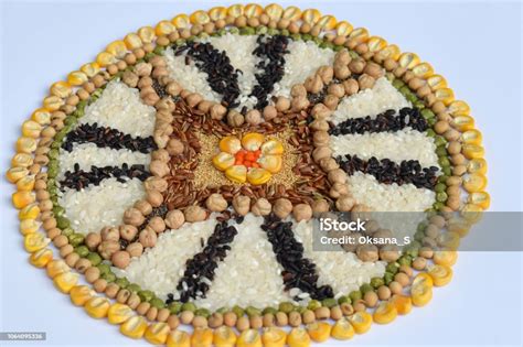 시리얼 곡물과 씨앗의 만다라입니다 글루텐 무료 개념입니다 옥수수 Chickpea 아마 란 스 렌즈콩 쌀 Chia 건강 한 음식입니다 최고의 볼 수 있습니다 공간에 복사