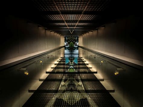 배경 화면 밤 추상 반사 대칭 저녁 다리 정경 윤곽 터널 지하철 하부 구조 빛 광각 기하학적 인 예술적 조명 패턴들 어둠 미세 사진