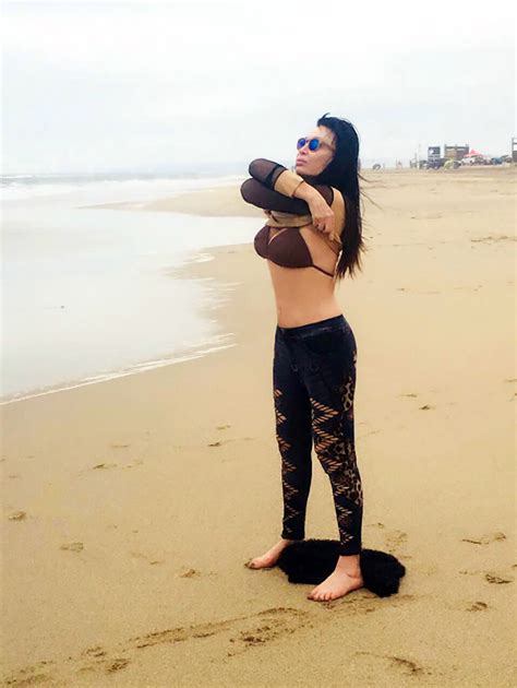 El Topless De Moria Casán En Mar Del Plata Poniéndole El Pecho A La