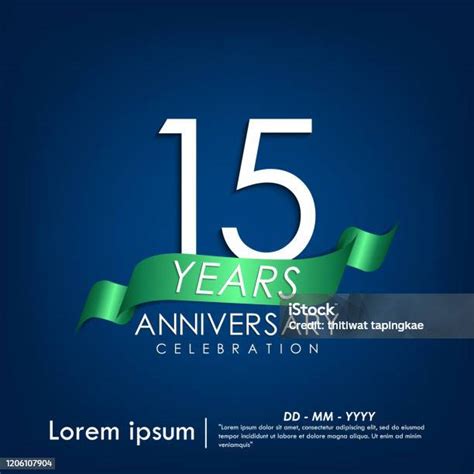 15 주년 기념 헝겊 파란색 배경에 우아한 녹색 리본이있는 흰색 기념일 로고 웹 전단지 인사말 및 초대 장용 벡터 일러스트