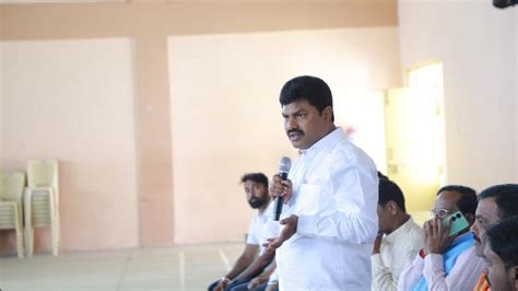 Veteran Congress Leader Praises Bjp Mp Urges People To Re Elect Him