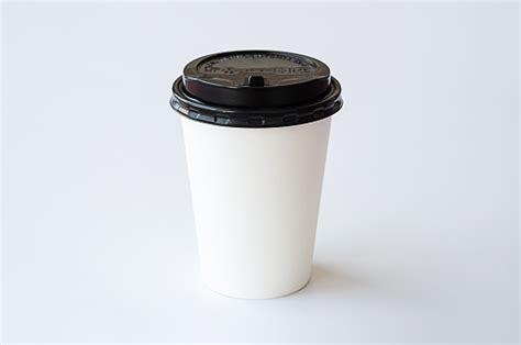 플라스틱 뚜껑이 있는 일회용 종이 커피 컵은 위로 조롱합니다 0명에 대한 스톡 사진 및 기타 이미지 0명 건강에 좋지 않은 음식 공란 Istock