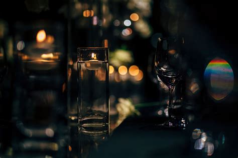 럭셔리 테이블 설정을 함께 멋진 식사와 유리 아름 다운 배경을 흐리게 이벤트 결혼식 및 다른 사회적 이벤트에 대 한 고급 호텔에 대한 스톡 사진 및 기타 이미지 Istock