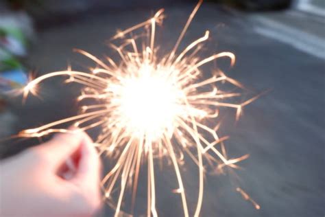 570 Kembang Api Sparklers Foto Stok Potret And Gambar Bebas Royalti Istock
