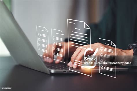 성과 체크리스트 체크리스트 설문 조사를 사용하는 사업가 디지털 양식 체크리스트 작성 평가 설문지 평가 온라인 설문 조사 온라인 시험 개념에 대한 스톡 사진 및 기타 이미지