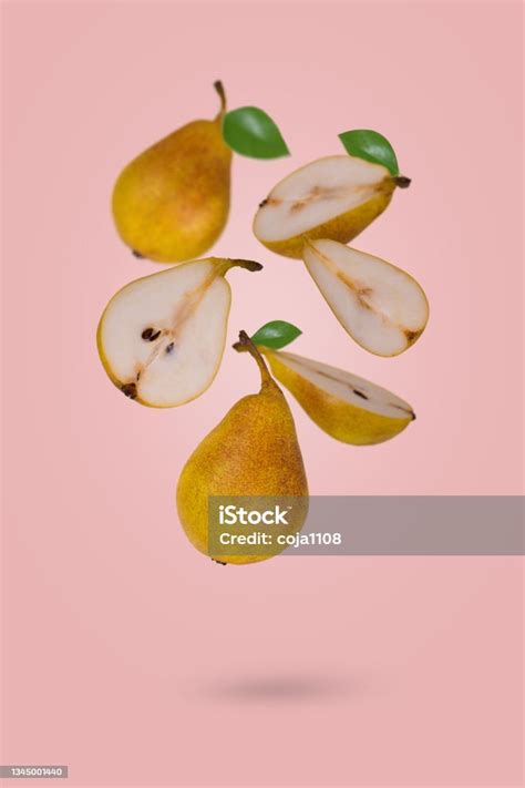 밝은 분홍색 배경에 고립 된 공기로 날아 신선한 잘 익은 전체 와 슬라이스 배와 창조적 인 음식 개념 공중 부양에 대한 스톡 사진 및 기타 이미지 Istock