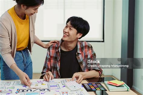 크리에이티브 웹 팀 휴대폰용 그래픽 디자이너 계획 휴대폰 애플리케이션용 드로잉 웹 사이트 ux ui 앱 및 개발 템플릿 레이아웃