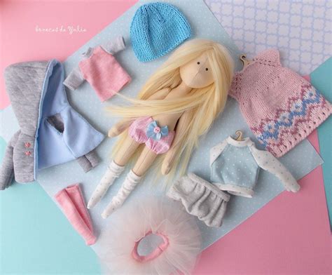 Текстильная игровая кукла блондинка с набором сменной одежды в интернет ...