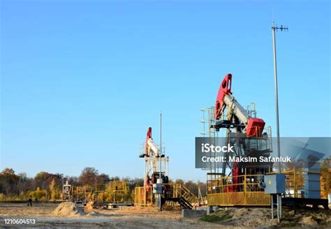 화석 연료 출력 및 지상에서원유 생산을 위해 사막 유전에서 석유 시추 데릭스 배경 일몰에 오일 드릴 장비 및 펌프 잭 벨라루스 레치타 주 0명에 대한 스톡 사진 및 기타