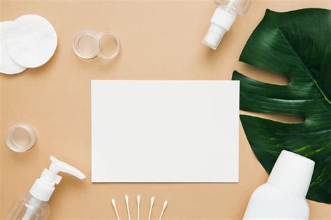 스킨 페이스 케어 템플릿 베이지 색 배경에 천연 스킨 케어 제품 병 면 패드 및 비누 텍스트 복사 공간을 위한 여유 공간 스파 온천에 대한 스톡 사진 및 기타 이미지